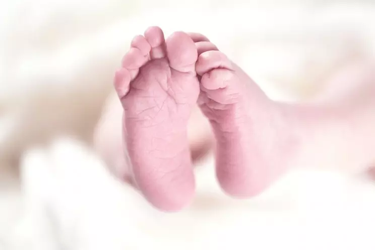 26-årig kvinde føder baby fra frosset embryo for 24 år siden