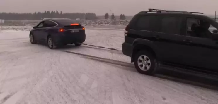 Þessi gaur bjó til Tesla Model X sína til að leika tog-of-war með jeppum og breytti því í gufubað