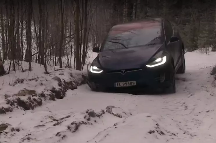 Vî zilamî Tesla Model X-ya xwe çêkir ku bi SUV-an re Tug-of-War bilîze û ew veguherand Sauna