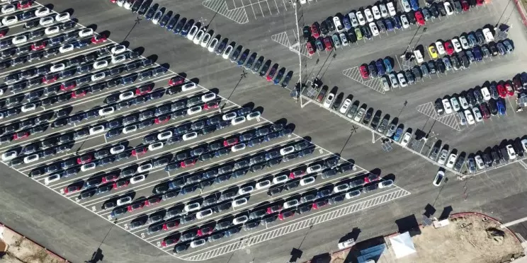 Новое видео с дрона над заводом Tesla демонстрирует устройства Model 3