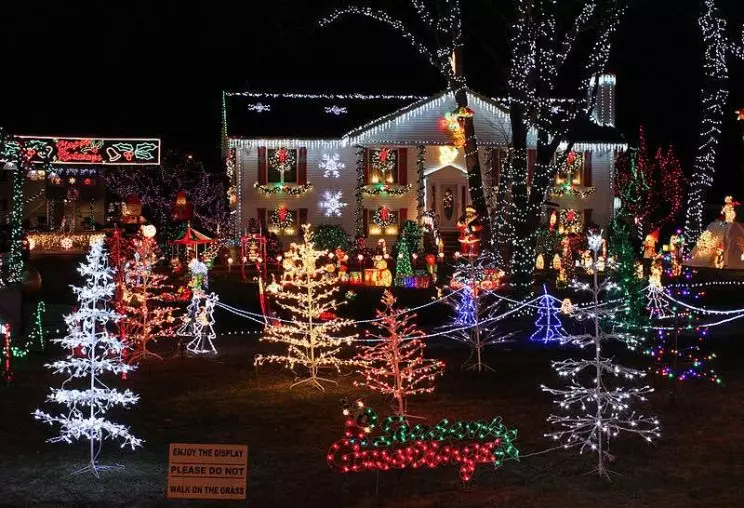 Un home festiu multat amb 232 dòlars per adornar el seu cotxe amb llums de Nadal