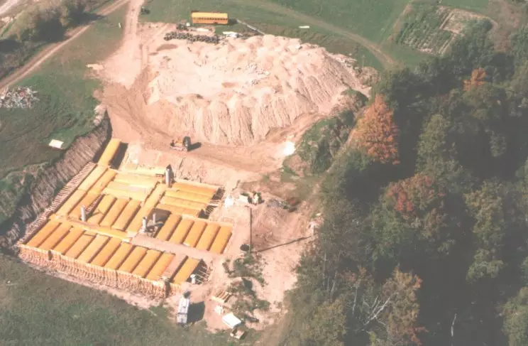 Ovaj bunker za nuklearne padavine sastoji se od 42 školska autobusa zakopana pod zemljom