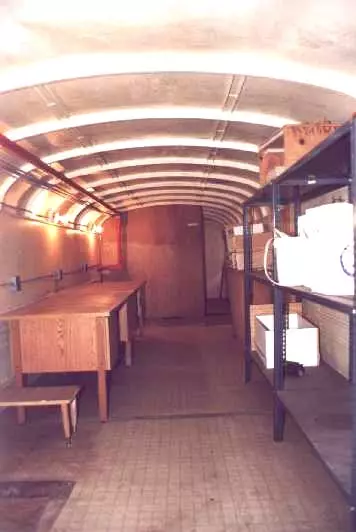 ეს ბირთვული ბუნკერი შედგება 42 სასკოლო ავტობუსისგან, რომლებიც დაკრძალულია მიწისქვეშეთში