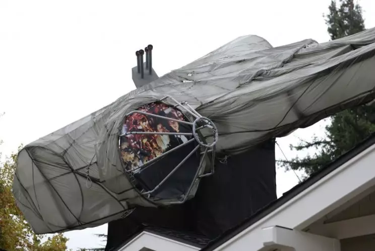 Umuntu Ufaka I-Massive Millennium Falcon Spaceship Replica Phezulu Ophahleni Lwakhe