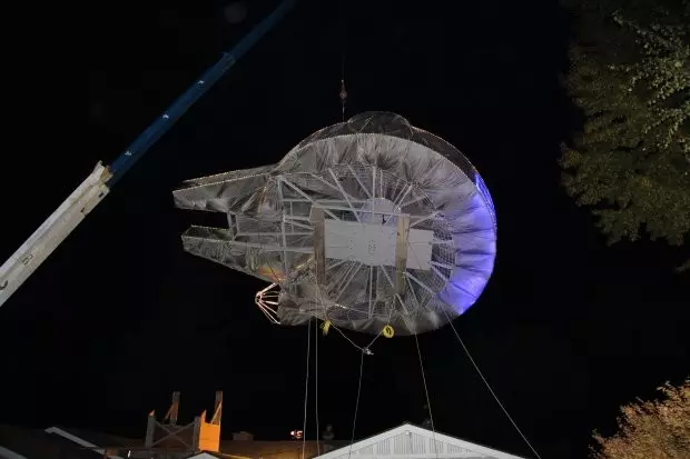 มนุษย์ติดตั้งยานจำลอง Millennium Falcon Spaceship ขนาดใหญ่บนหลังคาของเขา