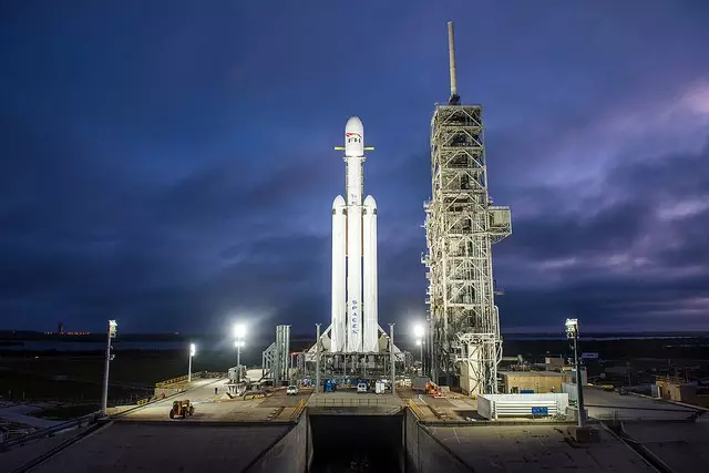 SpaceX tiết lộ những hình ảnh mới nhất về Falcon Heavy, tên lửa hoạt động mạnh nhất thế giới