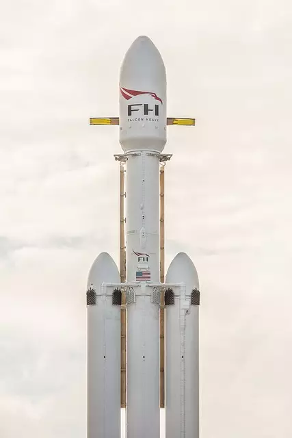 ספּאַסעקס ריווילז די לעצטע בילדער פון Falcon Heavy, די וועלט 'ס מערסט שטאַרק אַפּעריישאַנאַל ראַקעט