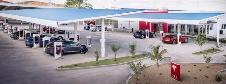 Elon Musk verspricht, Rollschuhlaufen, Diner und mehr zur Tesla Supercharging Station hinzuzufügen