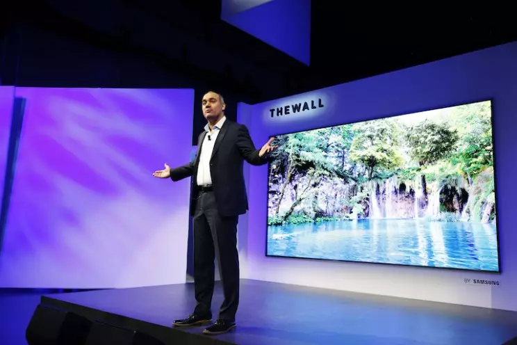 Nochtann Samsung ‘The Wall’, teilifís MicroLED Aon-de-a Chineál, Gigantic 146-orlach 4K