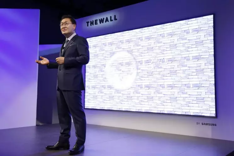 Samsung devwale 'The Wall', yon televizyon 146-pous 4K MicroLED yon sèl nan kalite li yo.