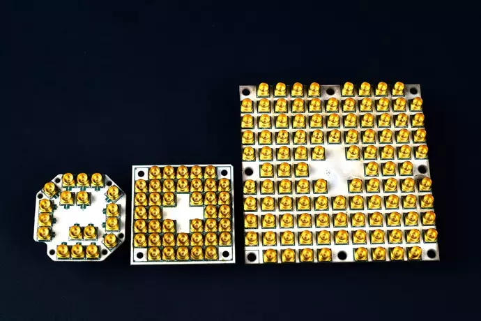 英特尔在 CES 2018 上展示其全新的 49 量子位超导量子芯片