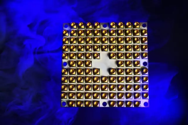 英特尔在 CES 2018 上展示其全新的 49 量子位超导量子芯片