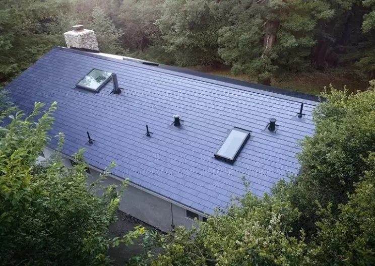 Tesla beidzot ir uzsācis savu solāro jumta dakstiņu ražošanu pastāvīgajiem klientiem