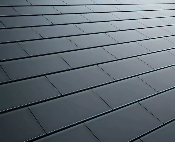 Tesla a început în sfârșit producția de plăci solare pentru acoperiș pentru clienții obișnuiți
