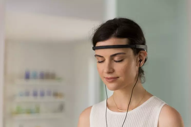 Dieses Gehirnsensor-Stirnband führt Sie durch die Kunst der Meditation