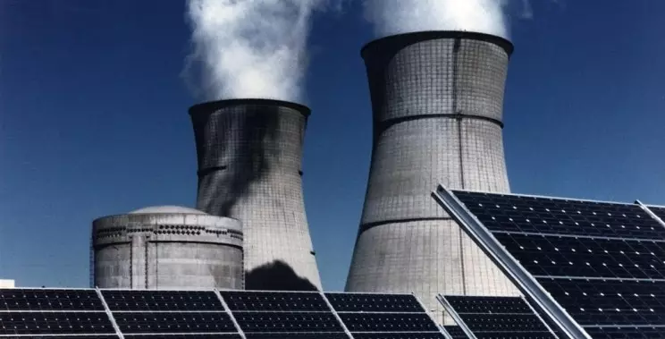 Eemol en bestrahlte Wasteland, Tschernobyl hält elo en 3,800 Panel Solarfarm