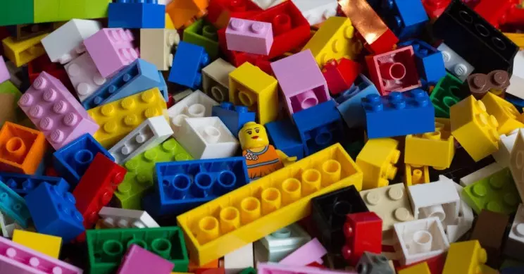 तुमच्या लाडक्या लेगो विटांबद्दल तुम्हाला कदाचित माहीत नसलेली १५+ आश्चर्यकारक तथ्ये