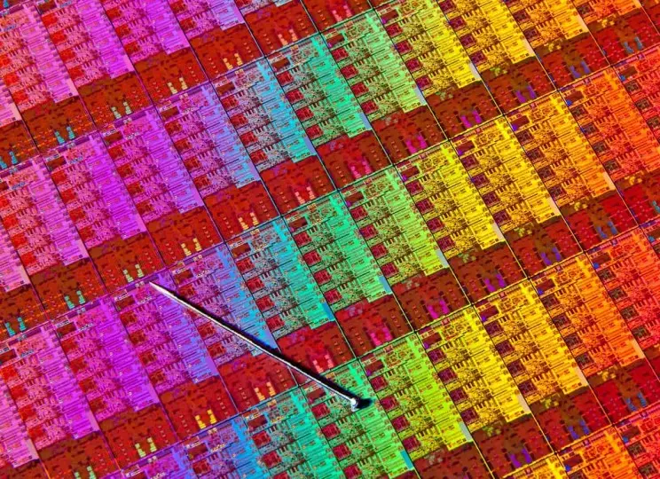 Intel แนะนำให้ลูกค้าหลีกเลี่ยงการใช้โปรแกรมแก้ไขปัจจุบันสำหรับการล่มสลายและ Spectre
