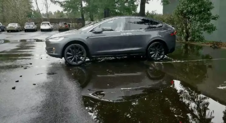 Videoposnetek Reddit prikazuje Tesla Model X, ki se sam pelje iz luže s funkcijo priklica
