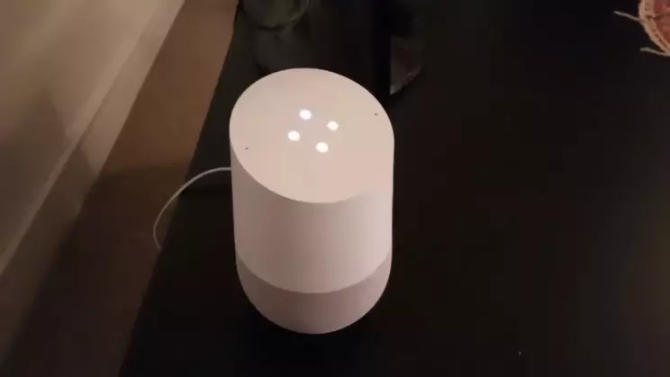 Google Home Voice Assistant Tajloraj Respondoj Bazitaj sur Via Akcento