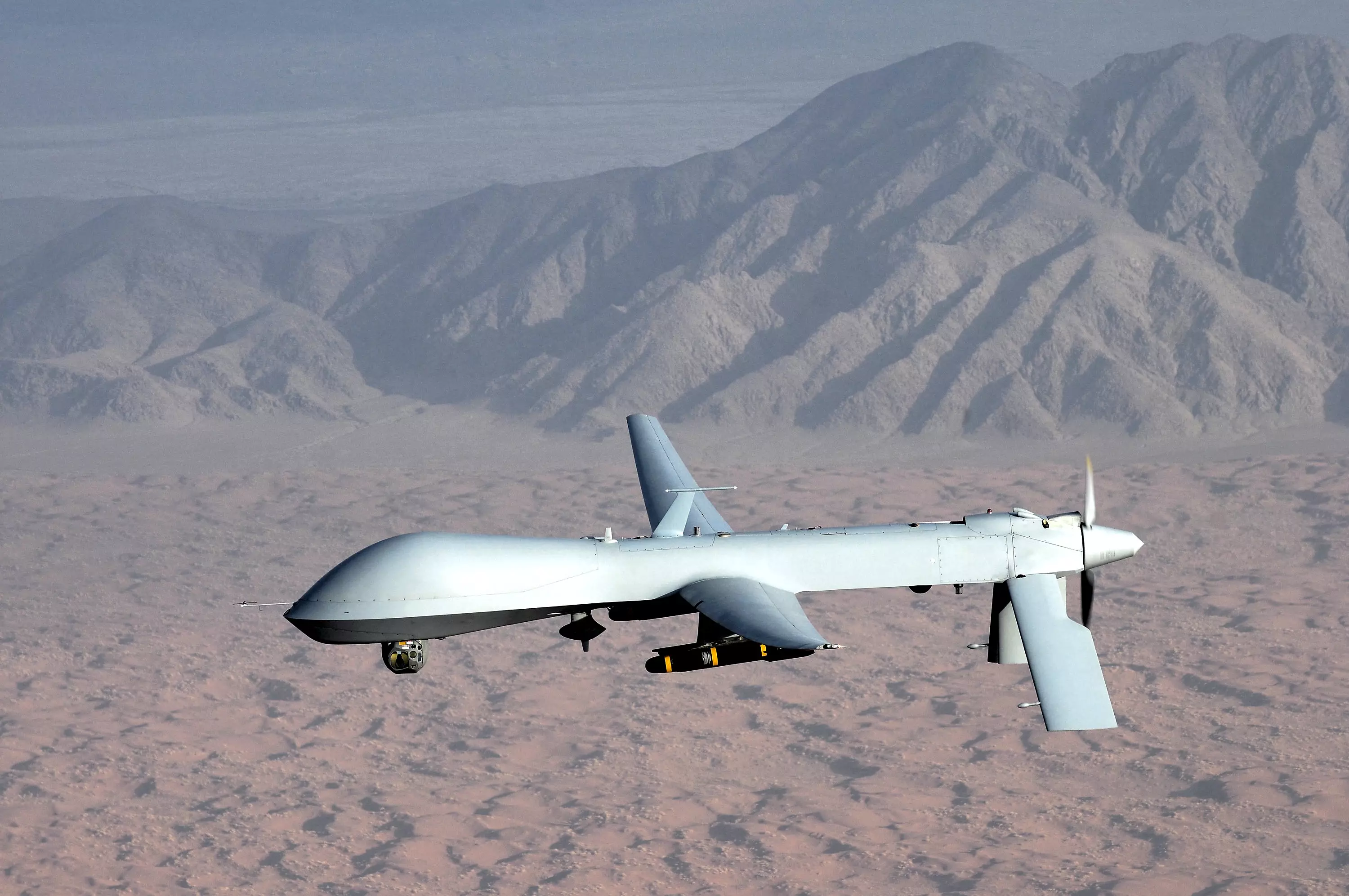 Ang mga opisyal sa Air Force nangita og mga boluntaryo alang sa umaabot nga mga klase sa pagbansay aron makagama og mga operator sa MQ-1 Predator nga unmanned aircraft. (Hulagway sa U.S. Air Force/Lt Col Leslie Pratt)