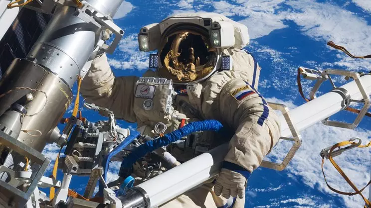 Os cosmonautas baten o récord de paseos espaciais despois de colocar accidentalmente a antena nun lugar equivocado