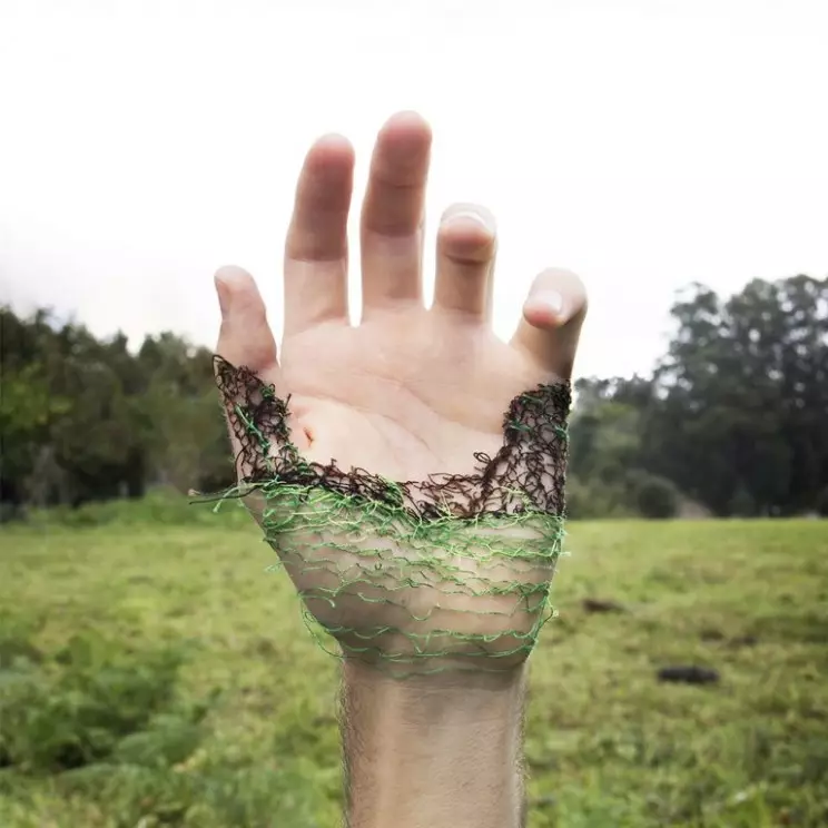 Hierdie kunstenaar stik die palm van sy hand om spookagtige beelde te skep