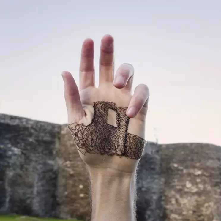 Este artista cose la palma de su mano para crear imágenes inquietantes