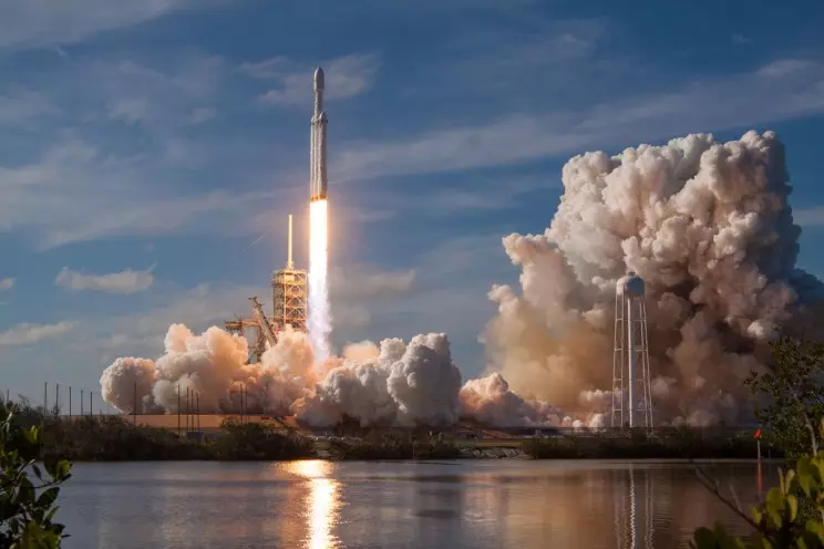 SpaceX-en lehen Falcon Heavy Hegaldiari buruz jakin behar duzun guztia