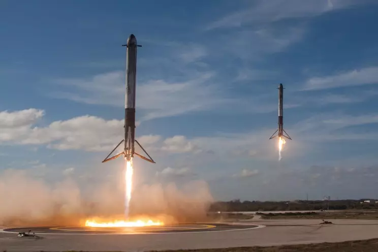 Konke Odinga Ukukwazi Ngendiza Ye-SpaceX Yokuqala Ye-Falcon Heavy