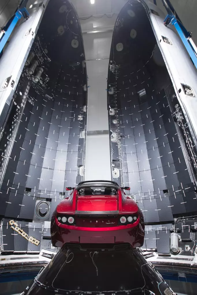 SpaceX యొక్క మొదటి ఫాల్కన్ హెవీ ఫ్లైట్ గురించి మీరు తెలుసుకోవలసిన ప్రతిదీ