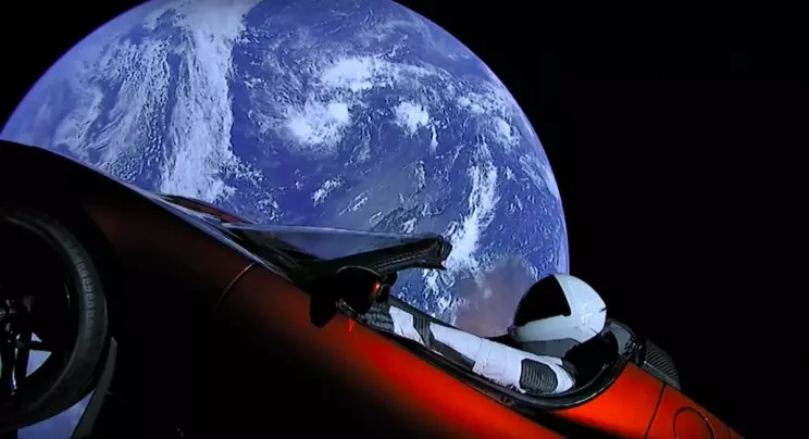 NASA ṣe atokọ ni ifowosi Elon Musk's Lilefoofo Tesla Roadster Bi Nkan Celestial kan