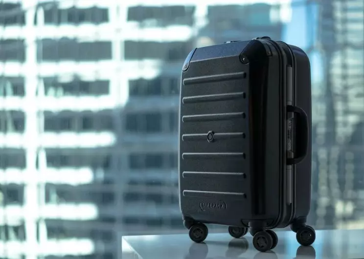 هي Clever Carry-on Suitcase جو پنهنجو Retractable Shelving سسٽم آهي
