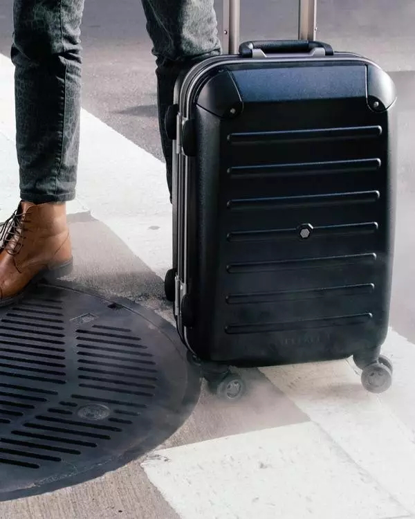 この巧妙な機内持ち込みスーツケースには、独自の格納式棚システムがあります