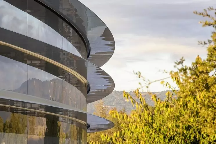 Distraherte ansatte ved Apples nye campus har gått inn i glassrutene