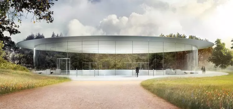 Cov neeg ua haujlwm cuam tshuam ntawm Apple's New Campus tau taug kev mus rau hauv iav Panes