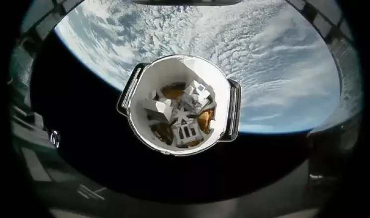 17 नेत्रदीपक प्रतिमांमध्ये SpaceX लाँच केलेले सर्वोत्तम क्षण