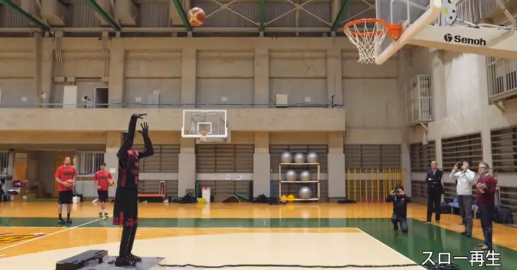 丰田设计出可在篮球场上投篮 20 万次的机器人