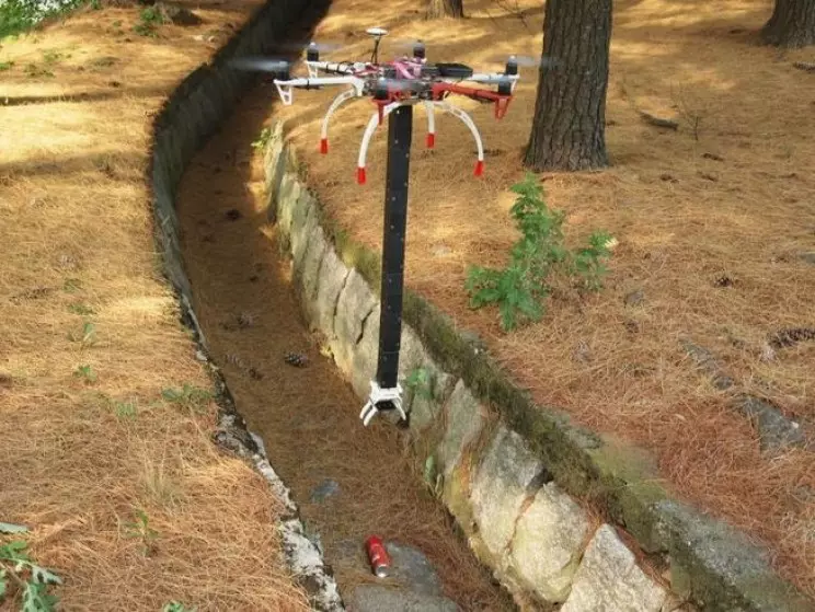 Dan id-Drone Għandu Armi li Jiġbdu lura li Jħalluh Jiġbor Oġġetti