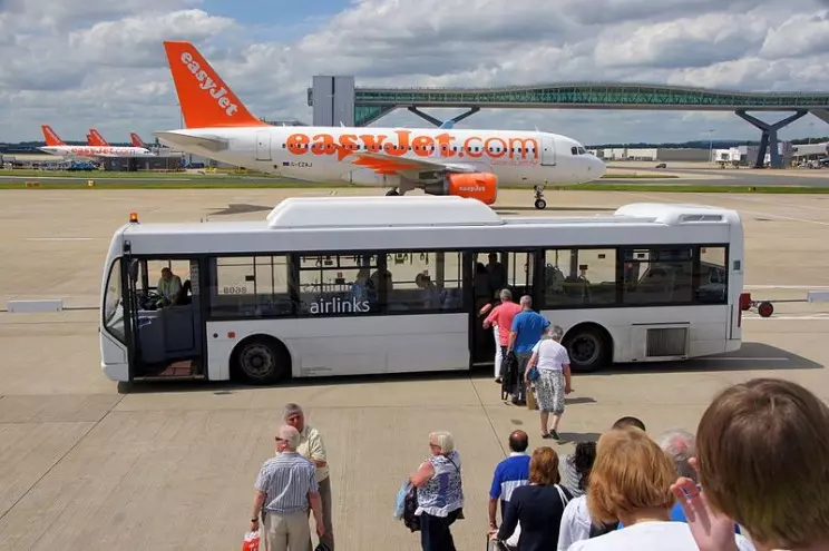 Kuljettamattomat bussit voisivat alkaa kuljettaa matkustajia koneisiinsa Gatwickin lentoasemalla