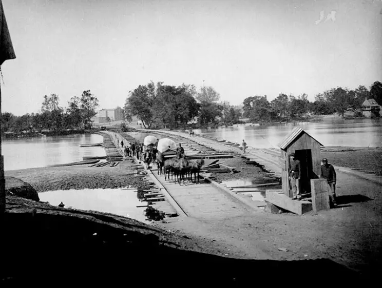 El puente de pontones: el puente flotante de la antigua China utilizado en las mayores batallas del siglo XX