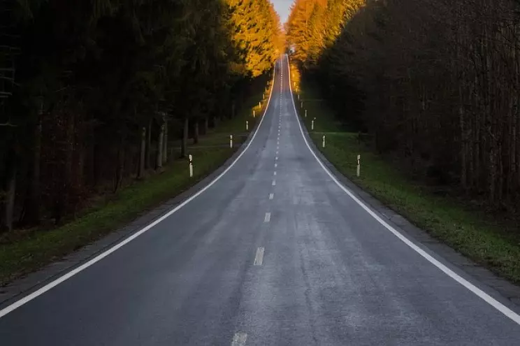 De interessante reden waarom sommige weglijnen wit zijn en andere geel