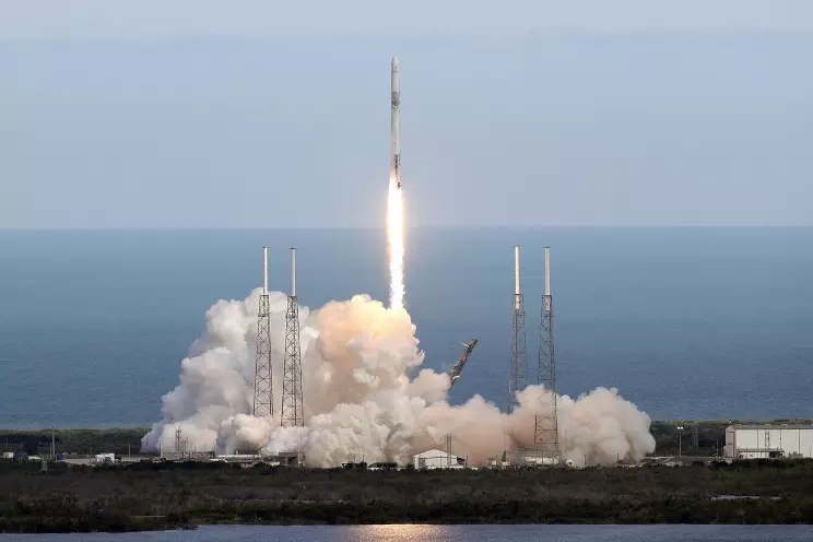 SpaceX Dragon NASA yüklərini Beynəlxalq Kosmik Stansiyaya göndərir