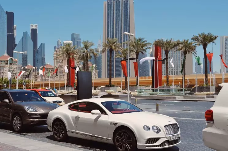 Dubai testerà le targhe digitali sulle auto in città