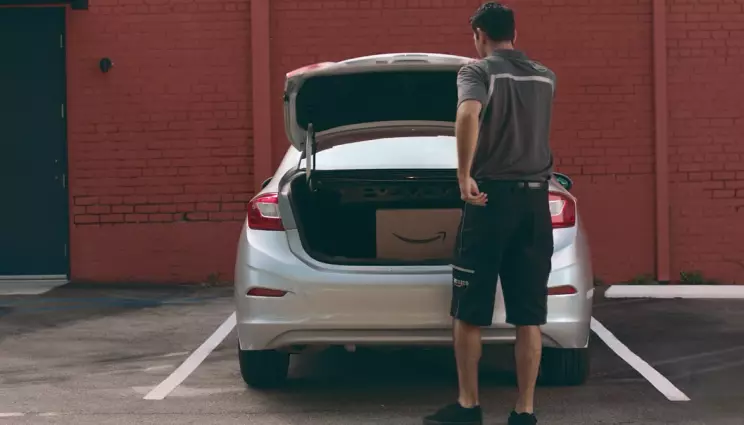 „Amazon“ planuoja pristatyti paketus į naudotojų automobilių bagažinę