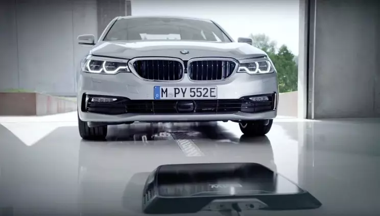 BMW sil ynkoarten begjinne mei it produsearjen fan syn draadloze oplaadpads