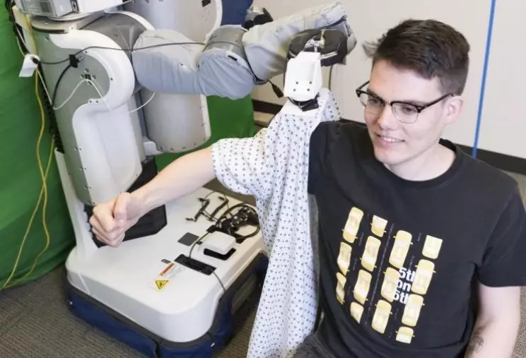 Tento robot by jedného dňa mohol pomôcť pacientom v nemocnici obliecť sa