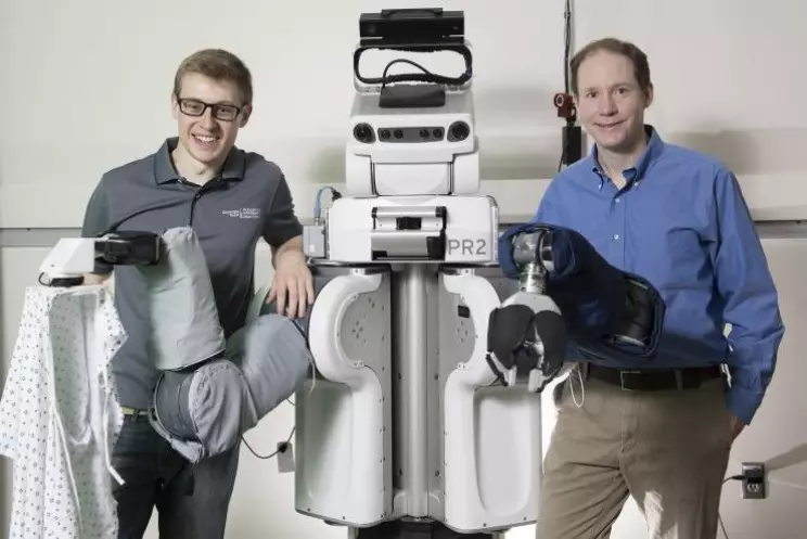 Tento robot by jedného dňa mohol pomôcť pacientom v nemocnici obliecť sa