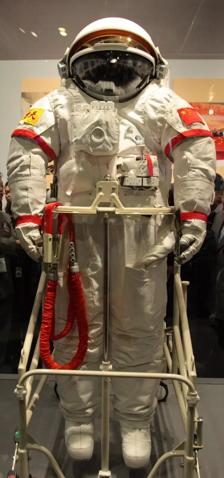 Le Evolution of the Spacesuit: Mai le Project Mercury Suit i le Aouda.X Human-Machine Interface