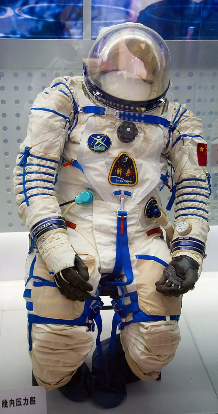 The Evolution of the Spacesuit: Ho tloha Project Mercury Suit ho ea ho Aouda.X Human-Machine Interface